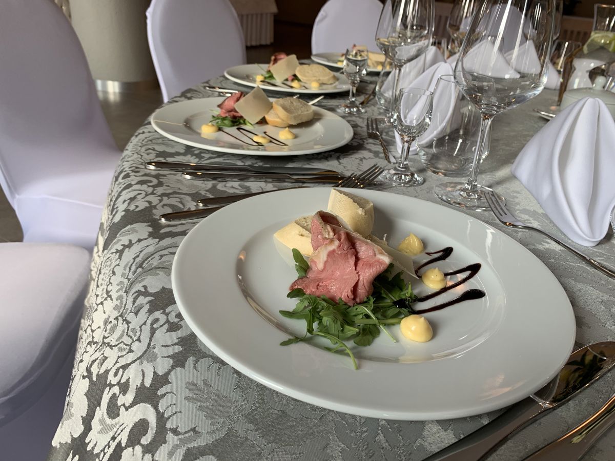 Biały Kruk w Kozach | WeseleNaSali.pl